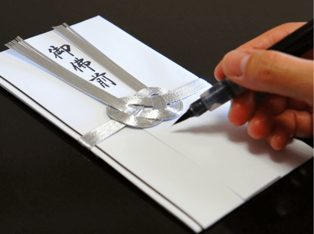 [至急]香典袋で5万以上の時は｢中金封の双銀の水引がかけられたもの｣と... - Yahoo!知恵袋